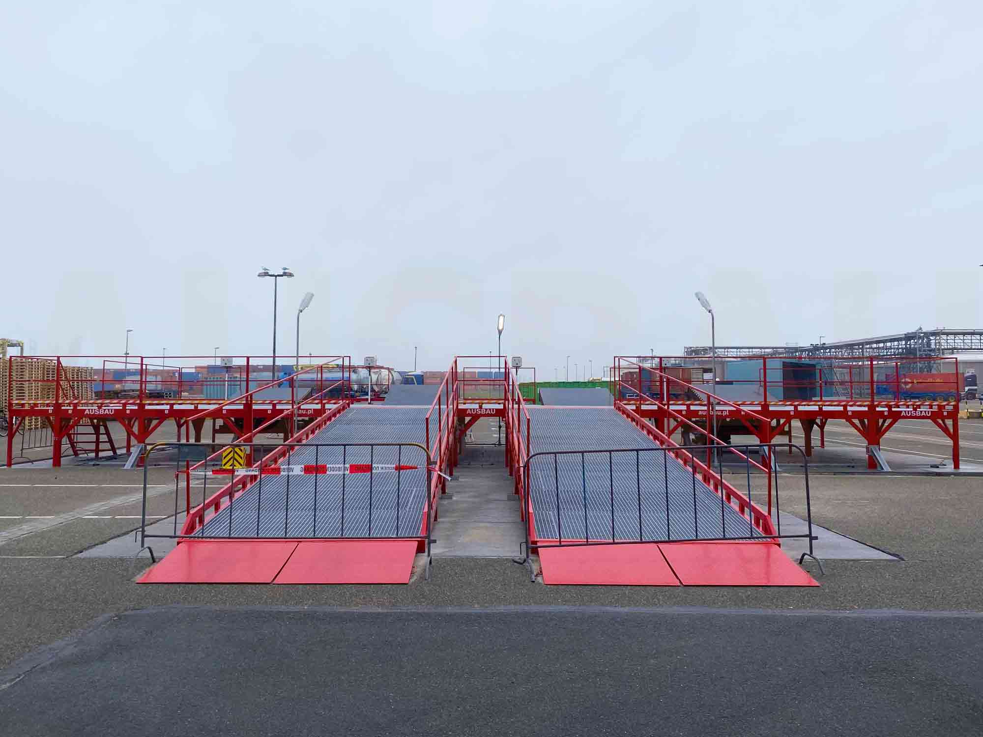 Mobile ramps with loading platform and docklevelers to load four trucks ...