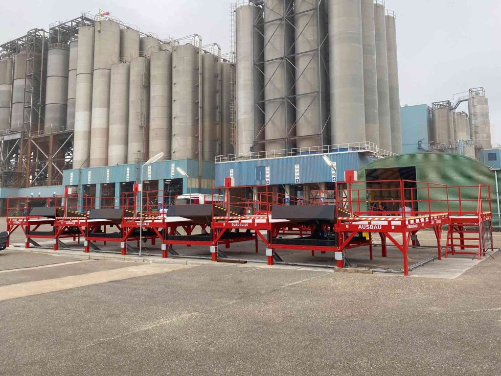 Mobile ramps with loading platform and docklevelers to load four trucks ...